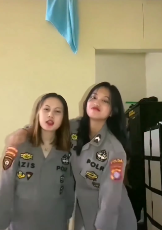 Dua Cewek Pakai Baju Polisi Asyik Joget Tanpa Celana, Nama di Dada ...