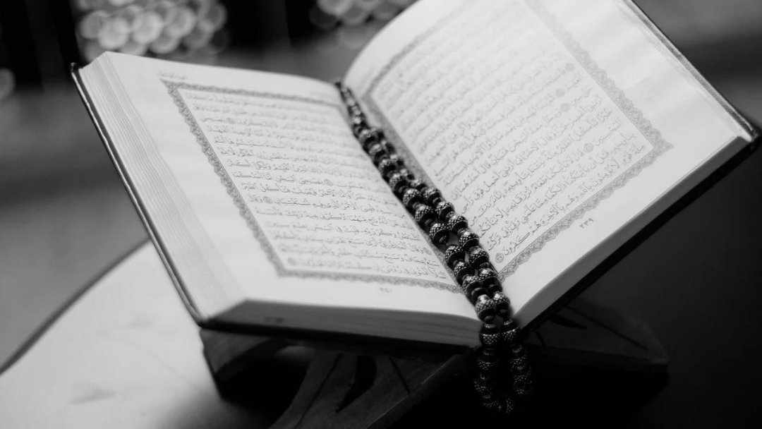 4 Keutamaan Surat Al Qadr, Lengkap Dengan Bacaan dan Artinya