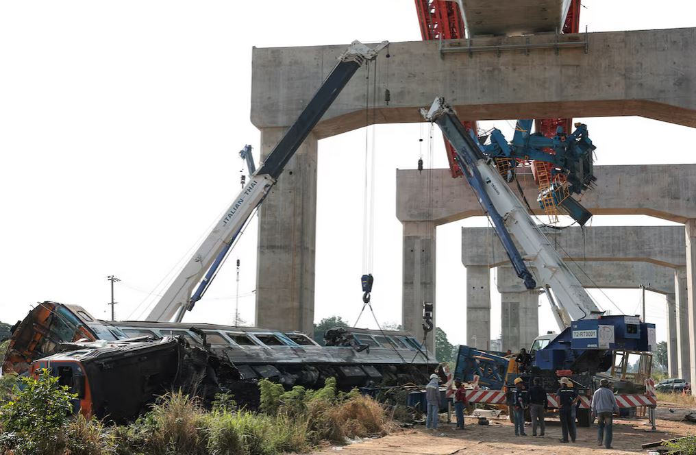 Crane Jatuh Timpa Kereta di Thailand, 25 Orang Tewas