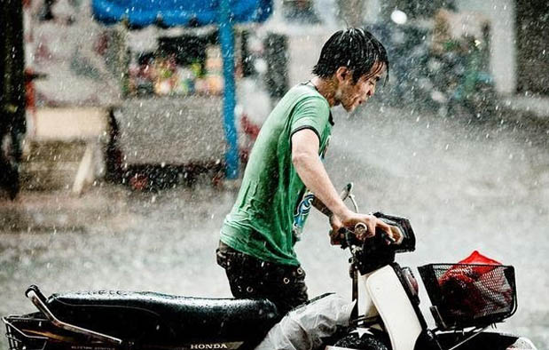 Benarkah Kehujanan Bikin Anda Demam dan Pusing? Ini Penjelasan para Ahli