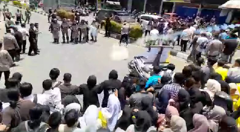 Demo Tolak Kenaikan BBM di Aceh Barat, Mahasiswa Terkapar Kena Peluru ...